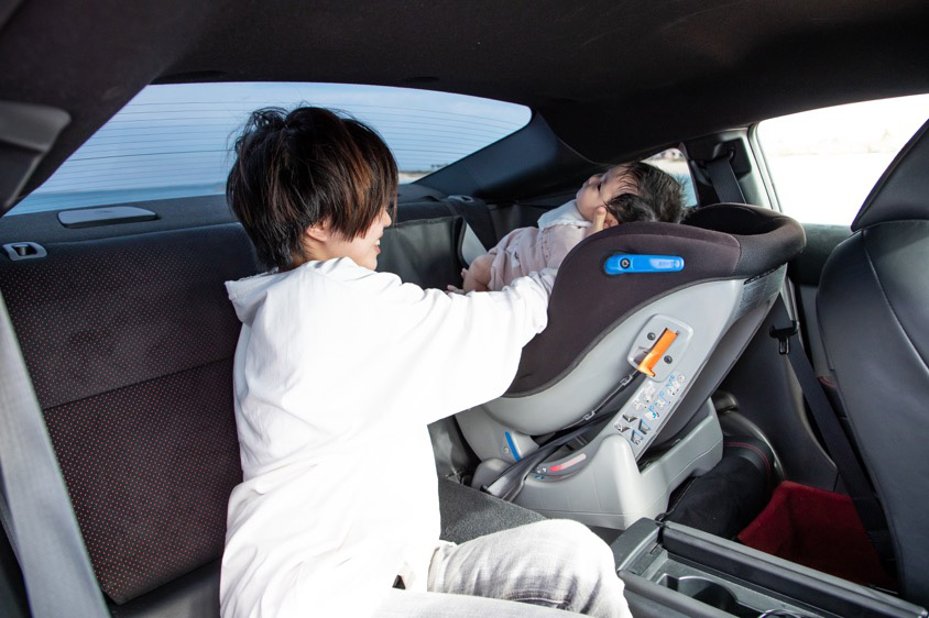 ベビーシートの眼の前がリアガラス。オムツ一月分も乳母車も入らない。トヨタ86で無理に子育てする夫婦 [866556825]